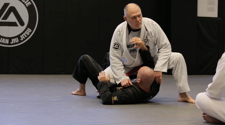 Armbar from Knee on Belly – Mauricio Gomes BJJ